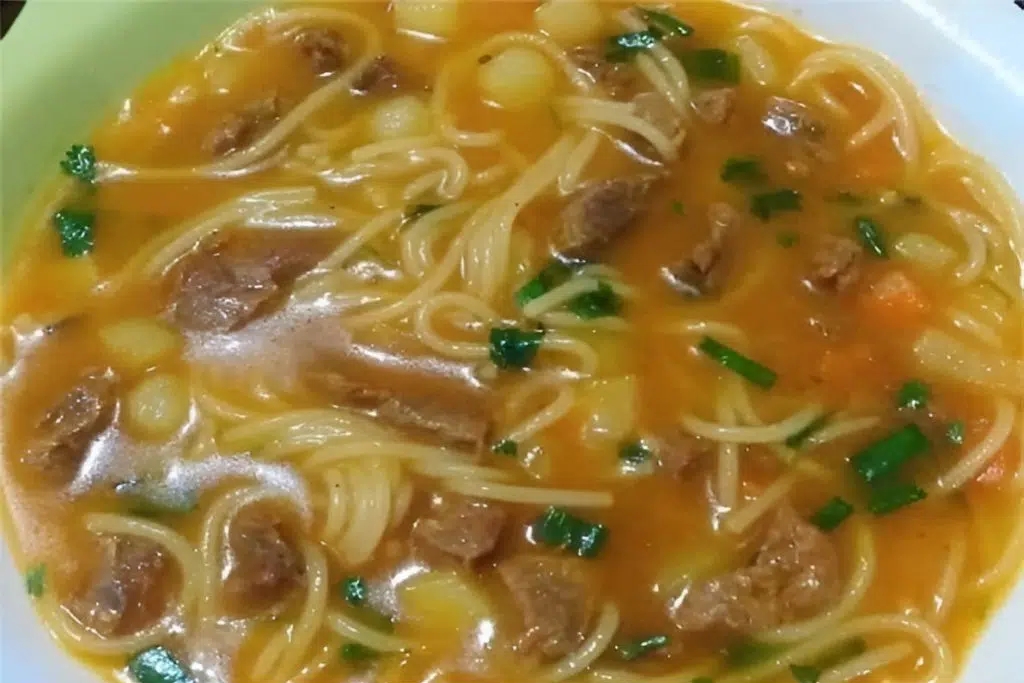 Sopa de legumes com carne e macarrão, receita da vovó para aquecer ...