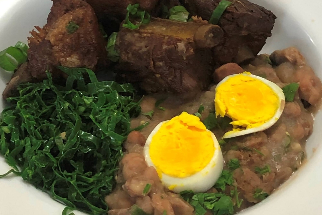 Tutu de feijão e costelinhas de porco, perfeita para servir no almoço ...