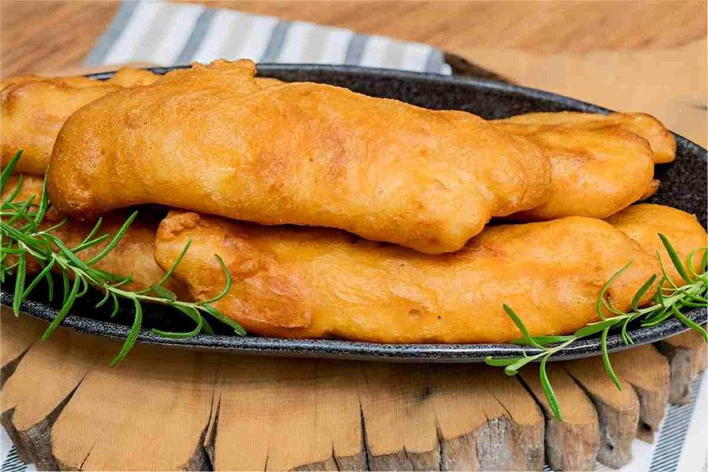 Peixe frito sequinho e saboroso feito com ingredientes simples que você ...